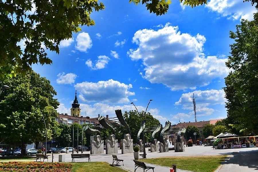 SPOMENIK REVOLUCIJI - RUMA - Vojvodina Travel